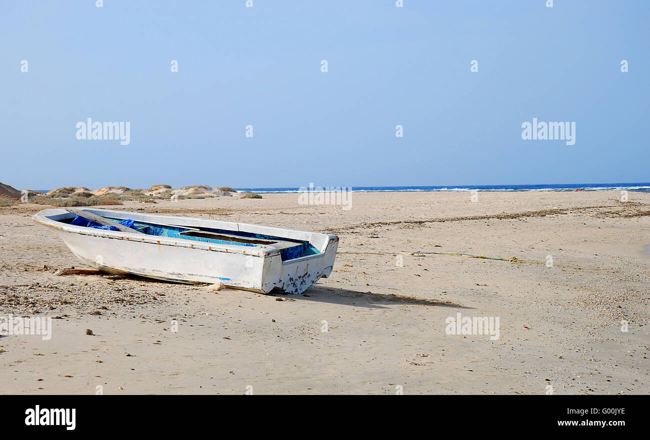 Altes Boot am Strand Stock Photo - Alamy