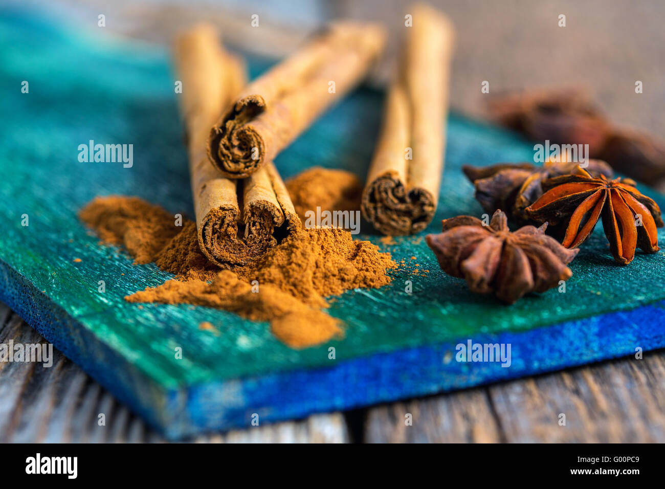 Ceylon cinnamon and star anise closeup Stock Photo - Alamy