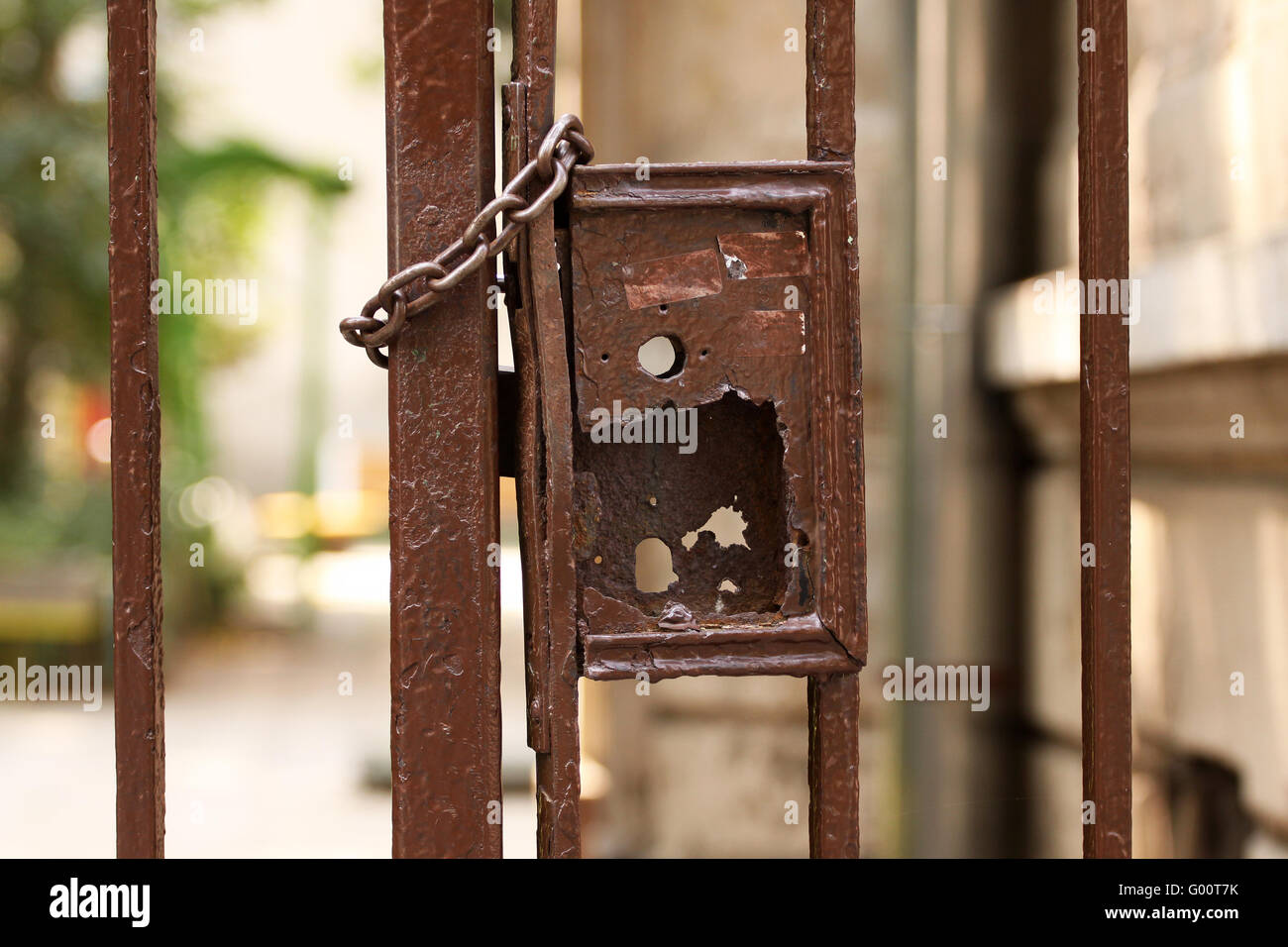 Locked rusty gate Stock Photo - Alamy