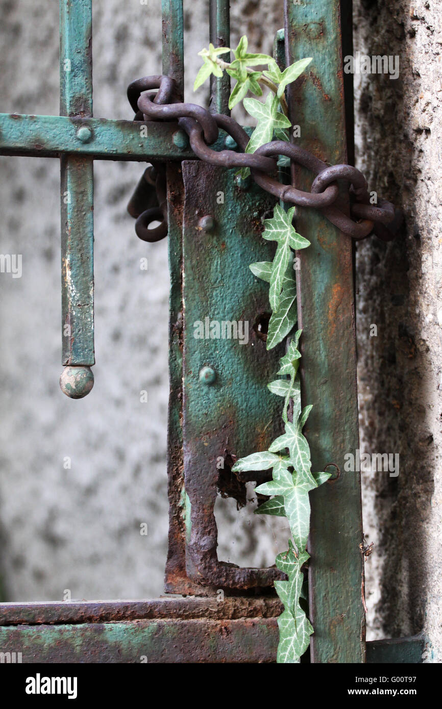 Locked rusty gate Stock Photo - Alamy