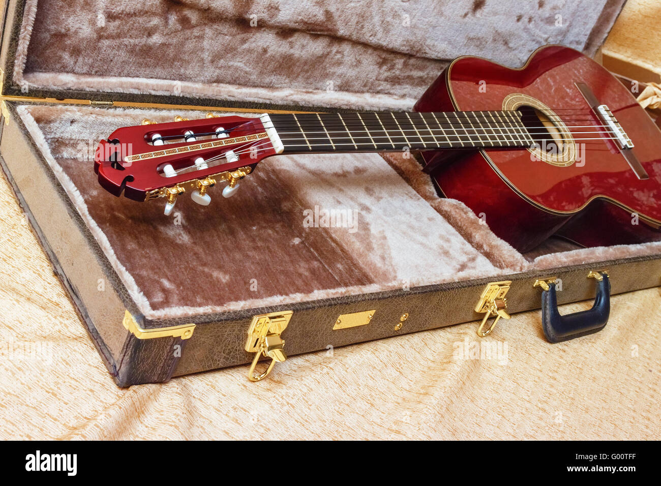 Red acoustic electric guitar hi-res stock photography and images - Alamy