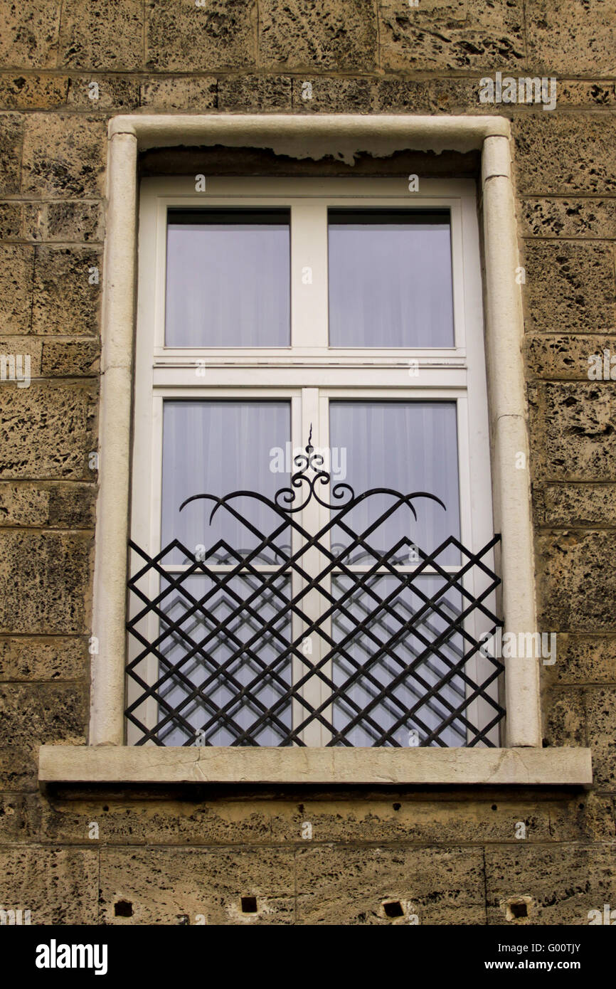 Single cottage window frame hi-res stock photography and images - Alamy