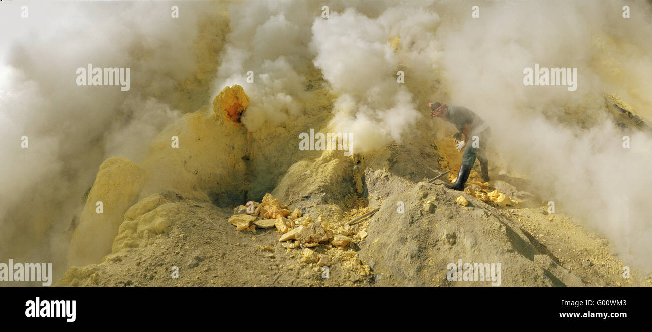 Sulfur vulkan hi-res stock photography and images - Alamy