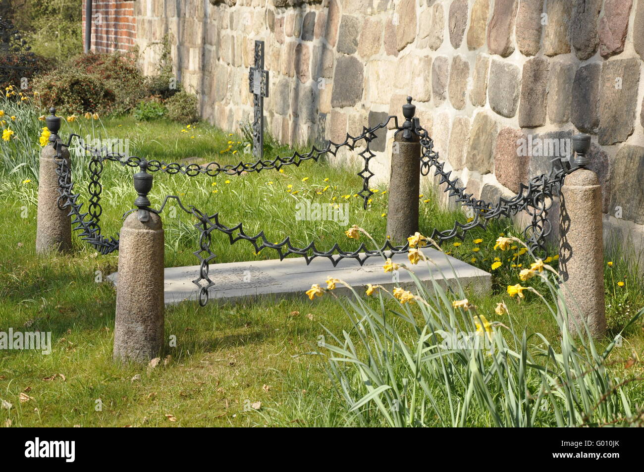 Grave chain hi-res stock photography and images - Alamy