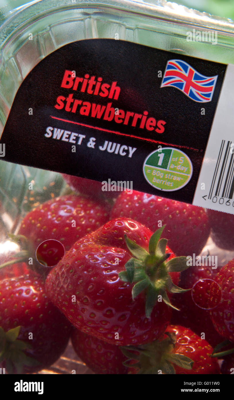 Shop display of strawberries hi-res stock photography and images - Alamy