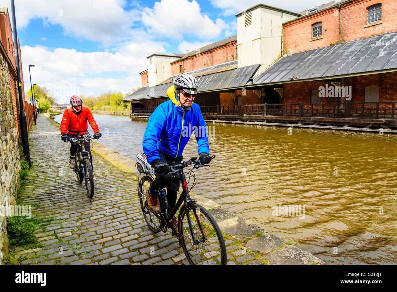 Leeds liverpool canal cycling hi-res stock photography and images - Alamy