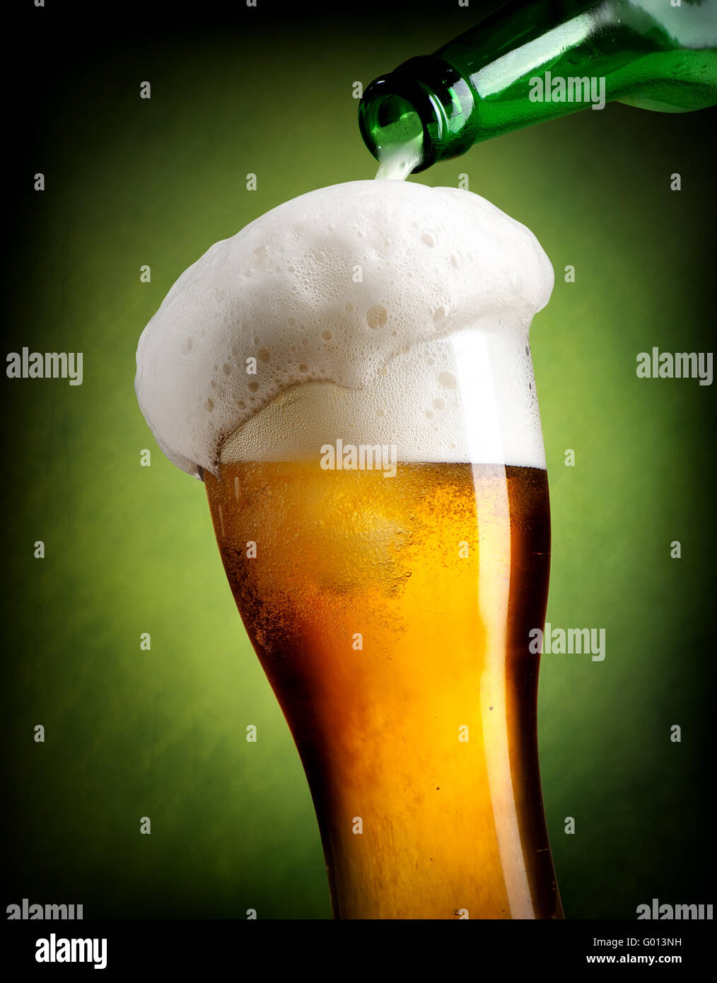 Pouring beer bar hi-res stock photography and images - Alamy