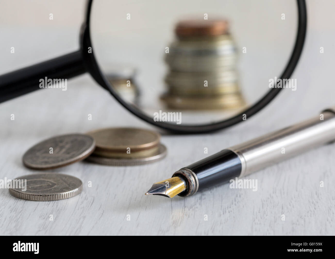 A magnifying glass and a pen hi-res stock photography and images - Alamy