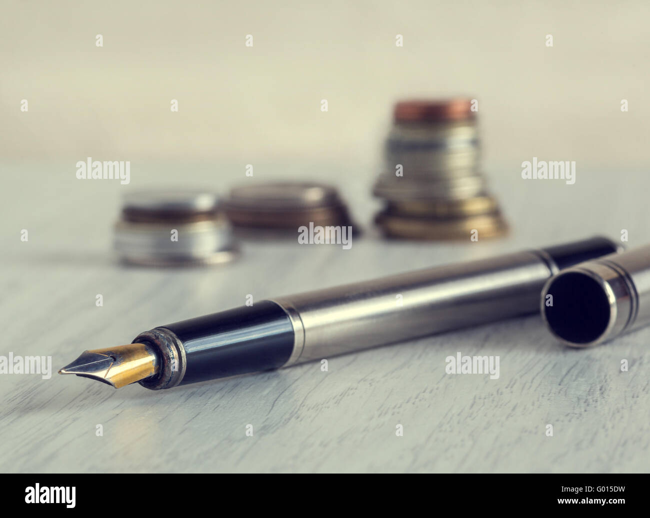 Retro fountain pen hi-res stock photography and images - Alamy