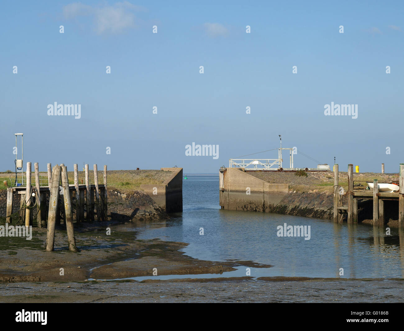 Harbour lock hi-res stock photography and images - Alamy