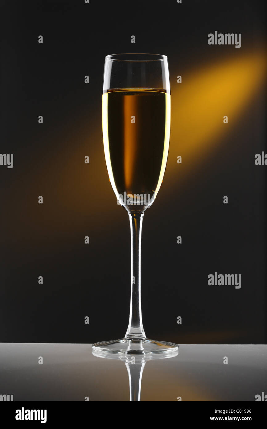 Champagne flute full hi-res stock photography and images - Alamy