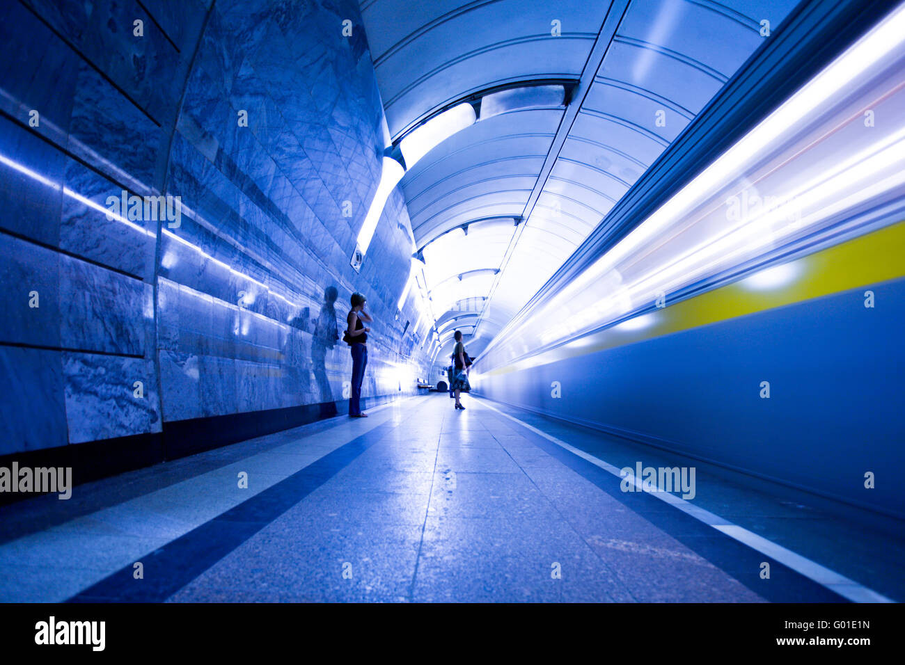 train on platform in subway and people crowd Stock Photo - Alamy