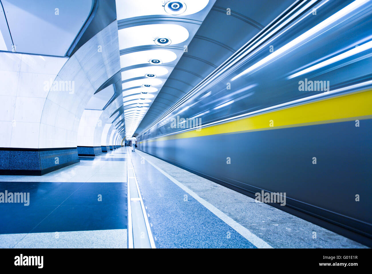 train on platform in subway and people crowd Stock Photo - Alamy