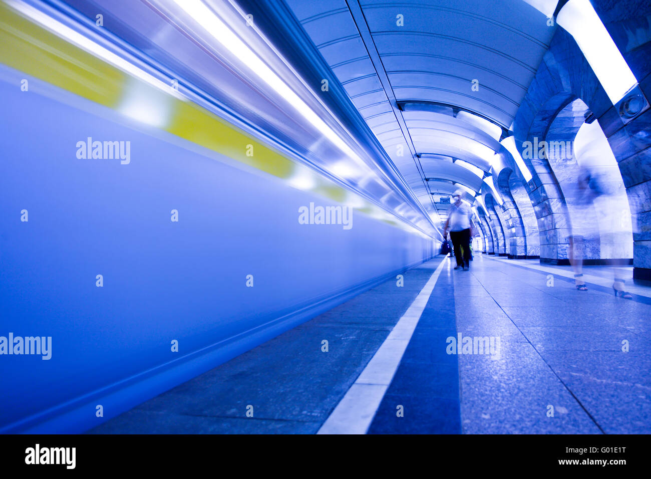 train on platform in subway and people crowd Stock Photo - Alamy