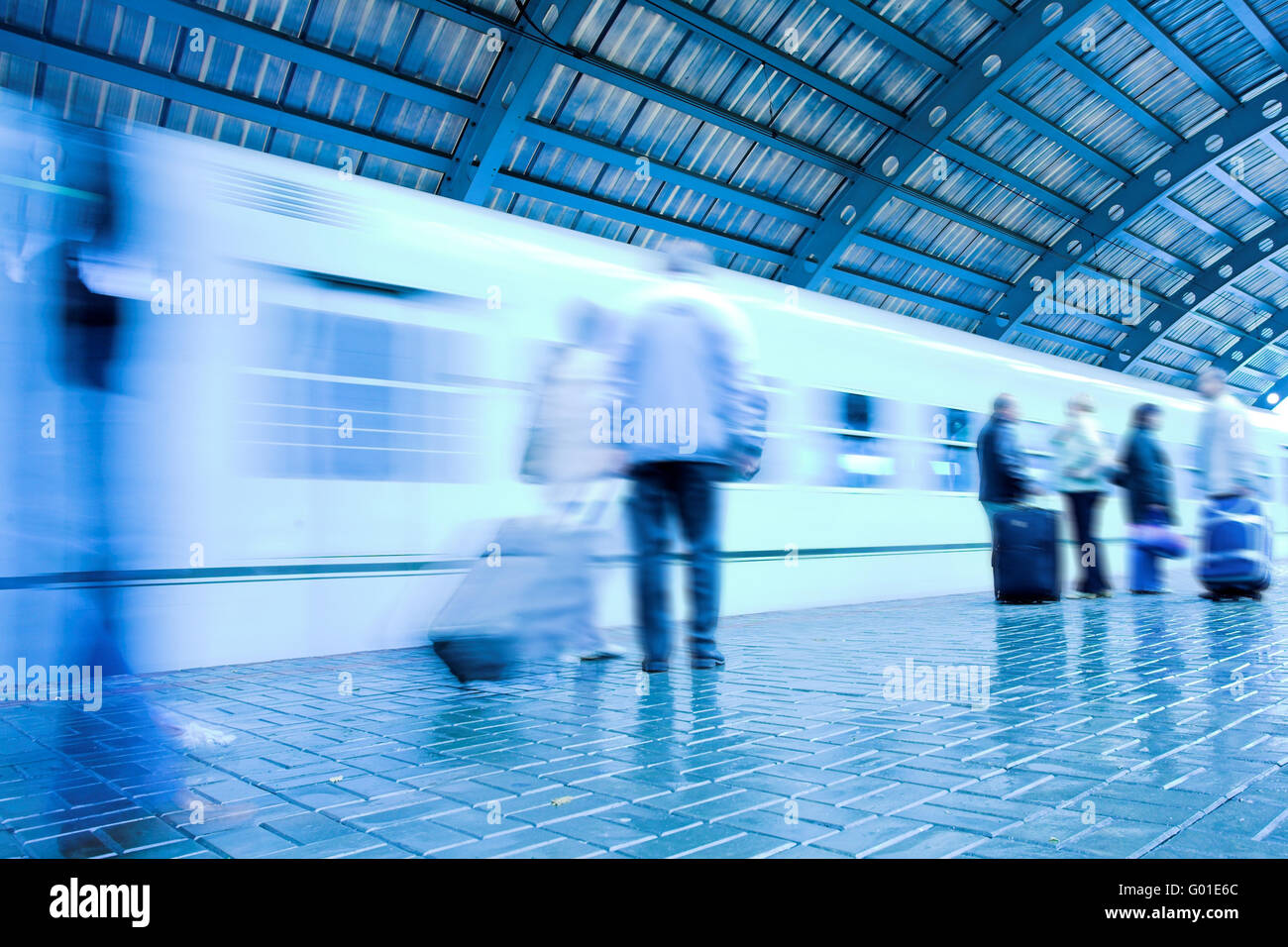 train on platform in subway and people crowd Stock Photo - Alamy