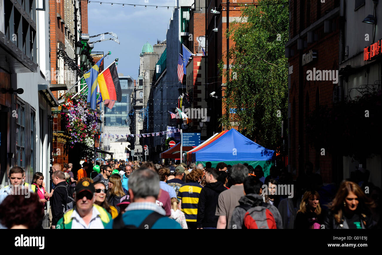 Crowd in Temple Bar, Dublin, Ireland Stock Photo - Alamy