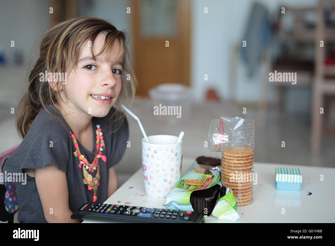 girl having breakfast watching TV Stock Photo - Alamy