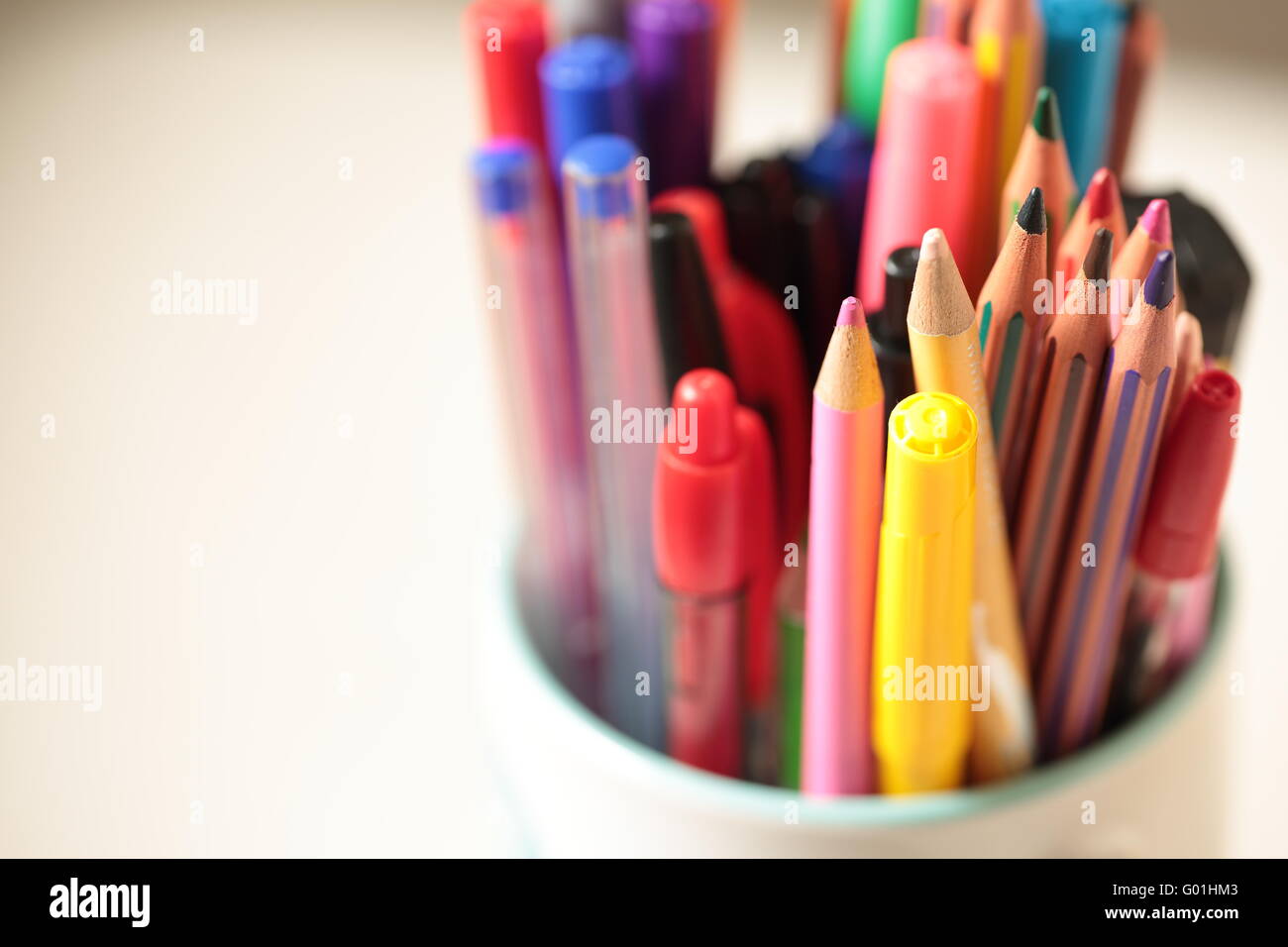 container with pens and pencils of various colors Stock Photo - Alamy