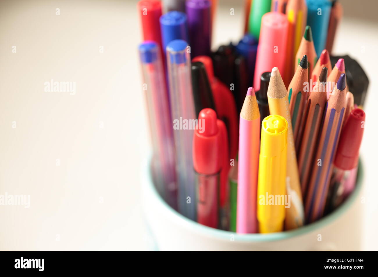 container with pens and pencils of various colors Stock Photo - Alamy