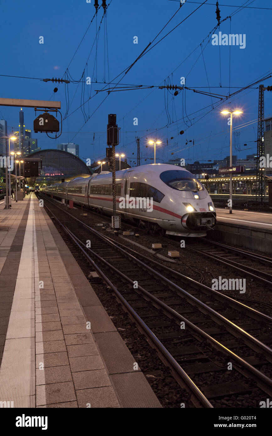 Ice on train track hi-res stock photography and images - Alamy