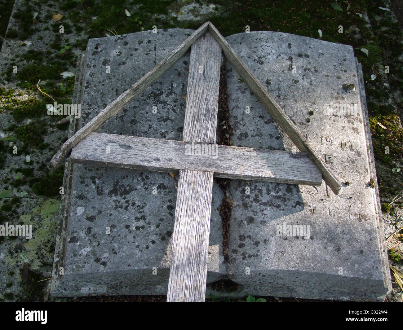 Holy bible and cross hi-res stock photography and images - Alamy