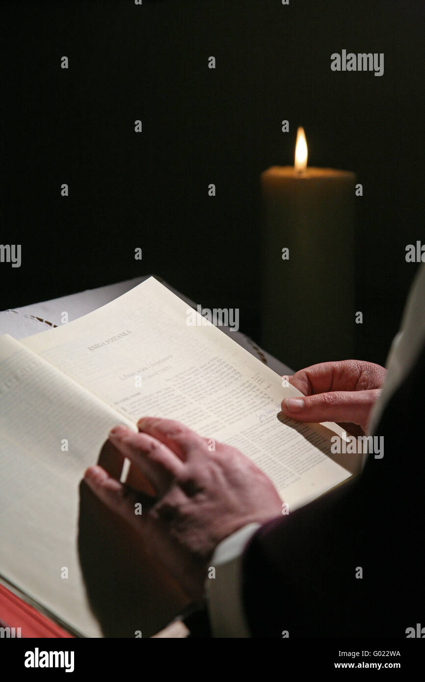 Scripture reading church hi-res stock photography and images - Alamy