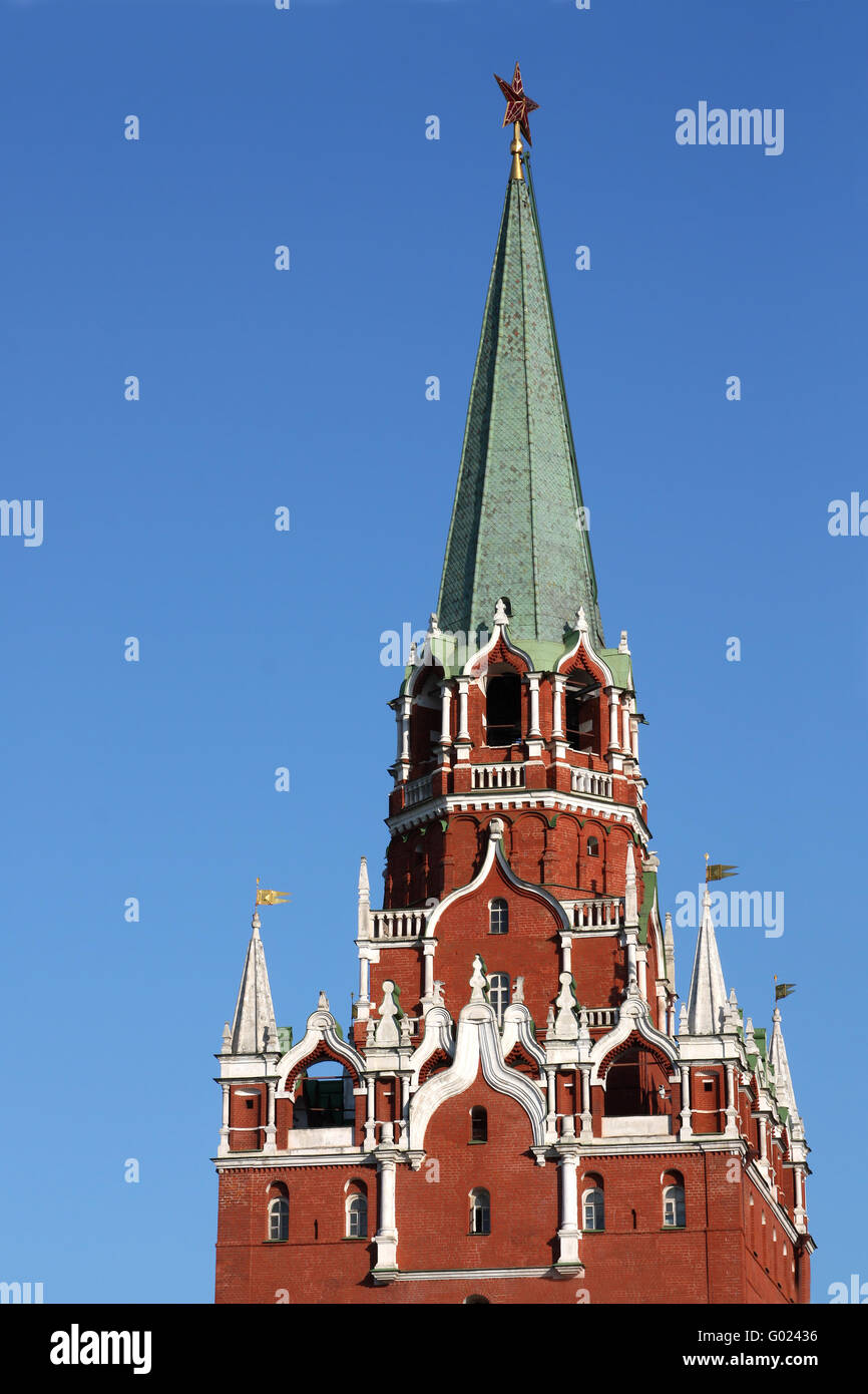 Tower of Moscow Kremlin with red star on the spire Stock Photo - Alamy