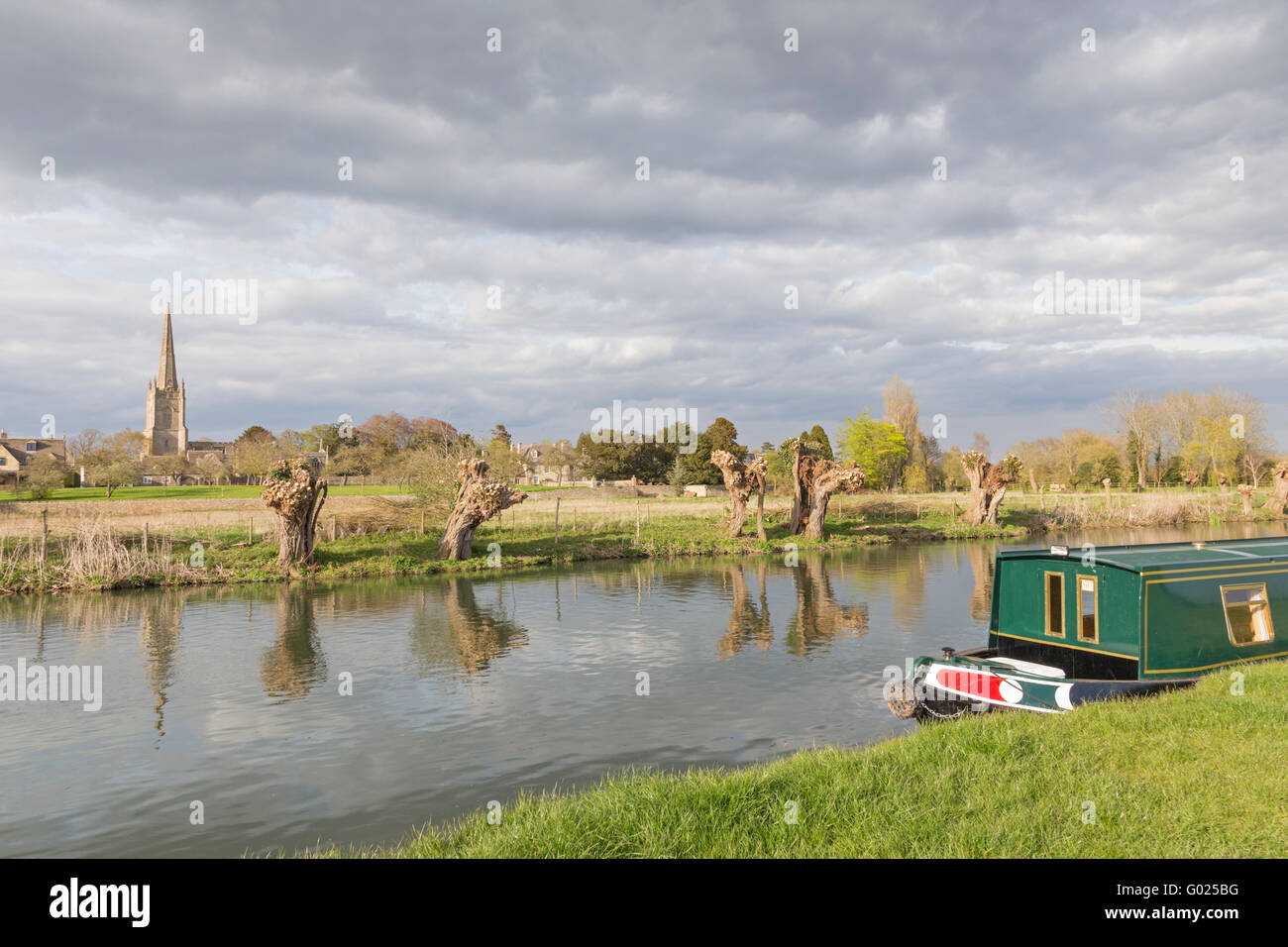 Thames narrowboats hi-res stock photography and images - Alamy