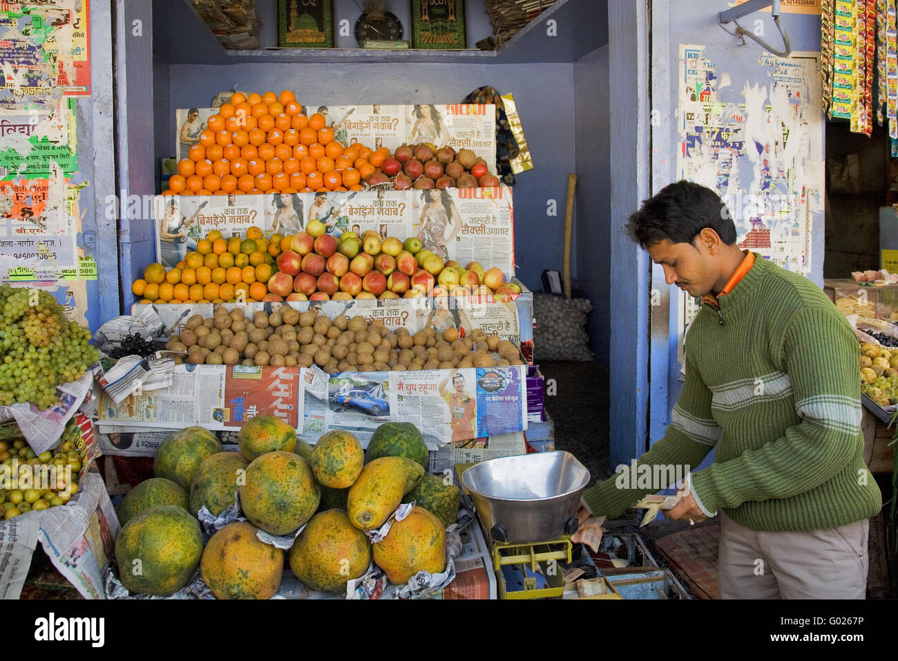 Balance scale and india market hi-res stock photography and images - Alamy