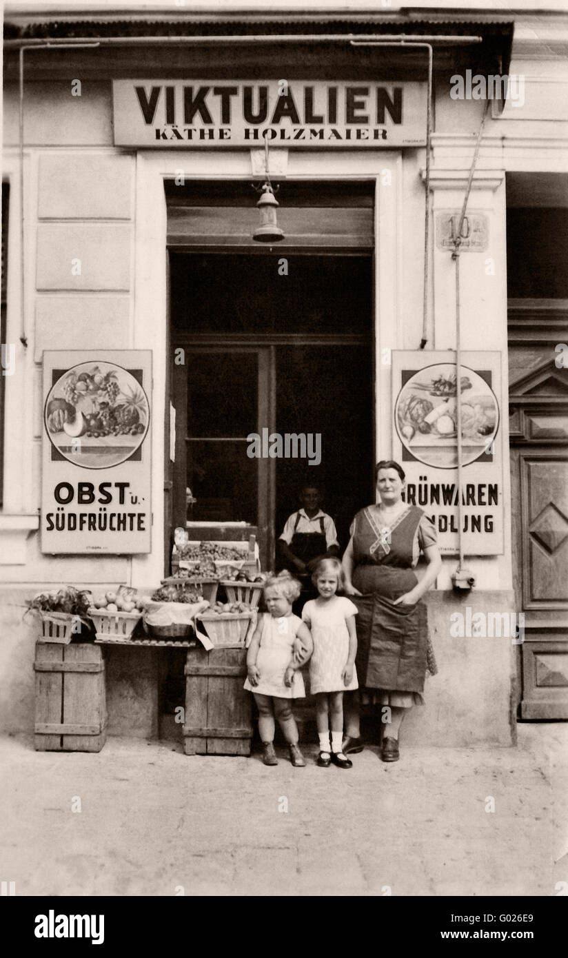victuals shop, historic photograph Stock Photo - Alamy
