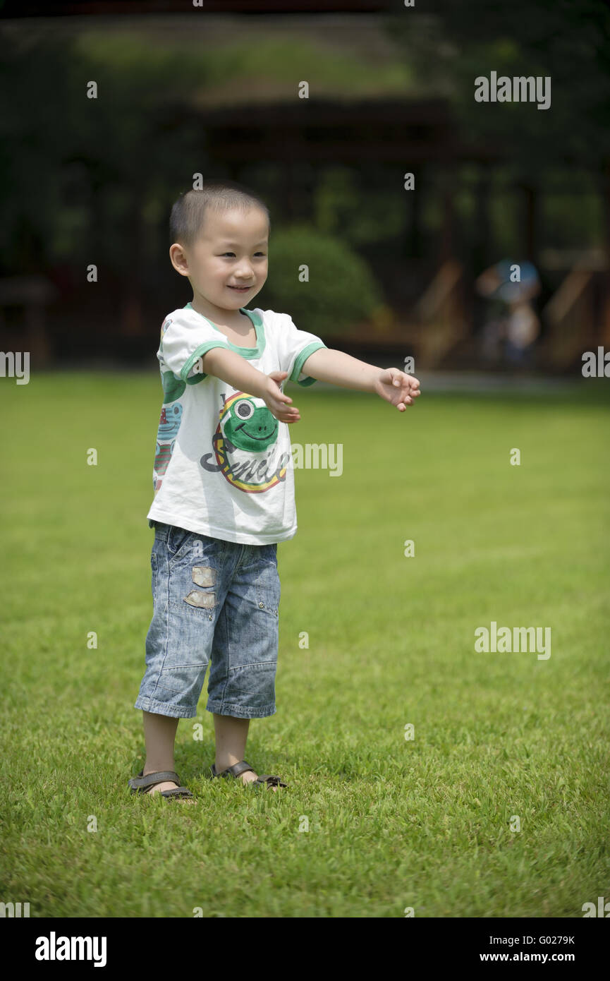 asian kid open arms Stock Photo - Alamy