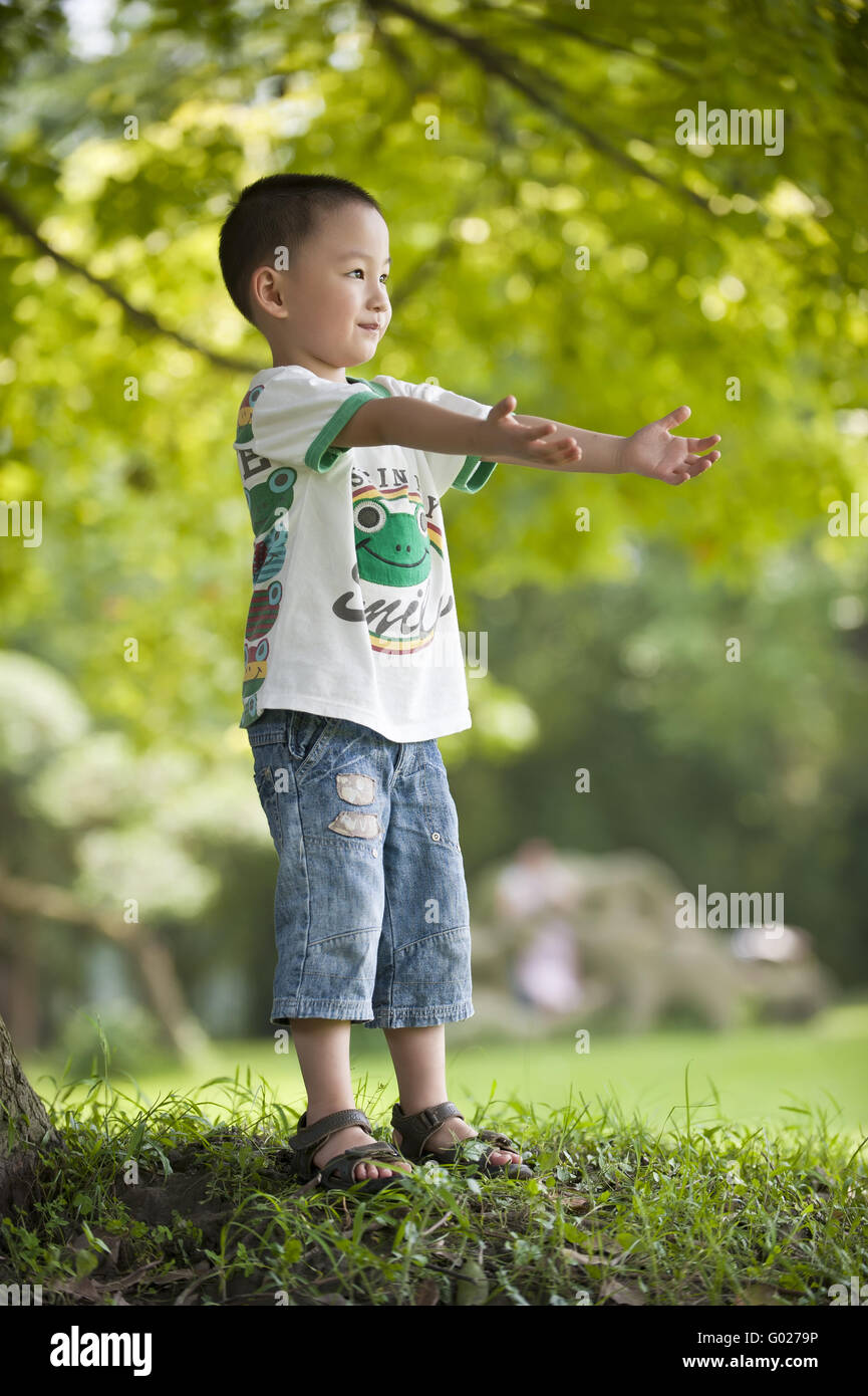asian kid open arms Stock Photo - Alamy