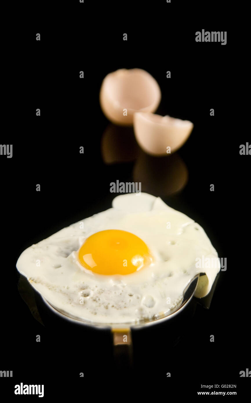 Fried egg with eggshells hi-res stock photography and images - Alamy