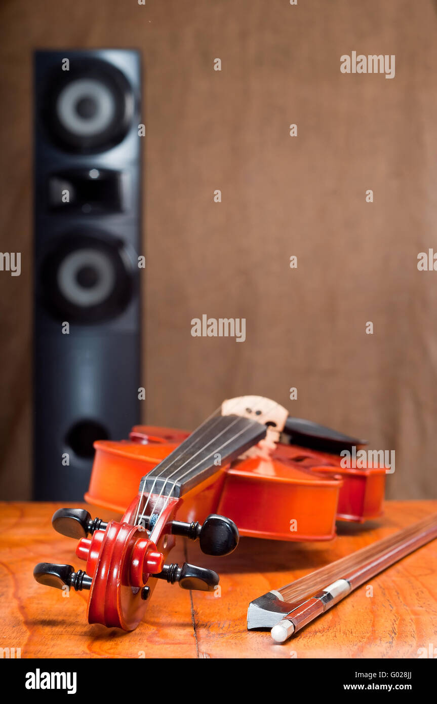 Musical concept with violin and hi-fi speaker Stock Photo - Alamy