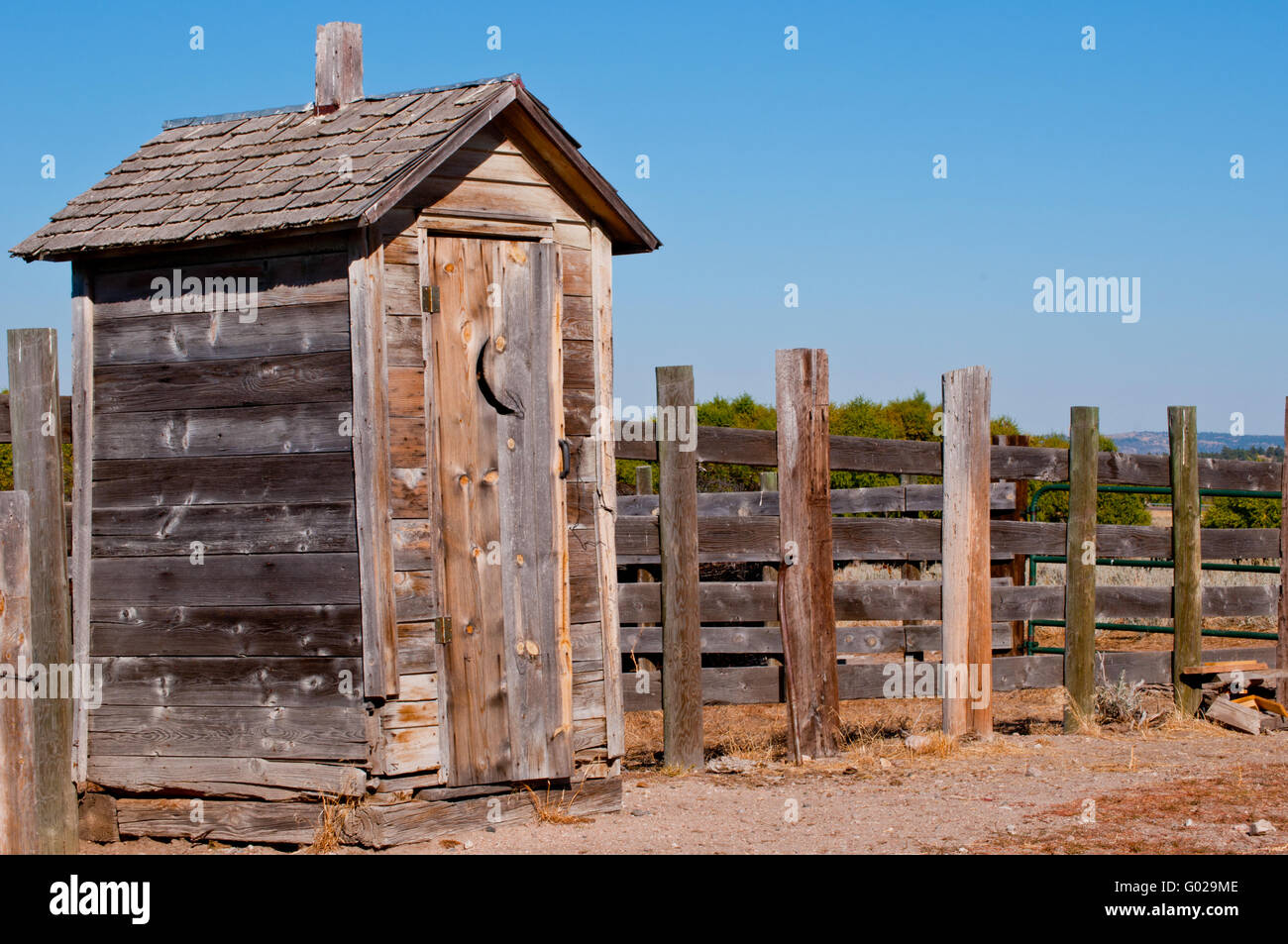 Vintage outhouse hi-res stock photography and images - Alamy