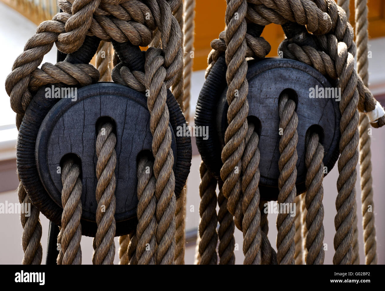 rope and pulley Stock Photo - Alamy