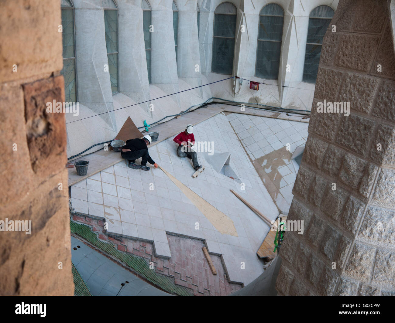 Workmen bulding the Sagrada Falilia, Barcelona, Spain Stock Photo - Alamy