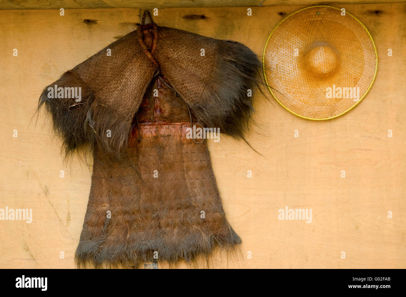 Traditional chinese farmer straw coat and bamboo hat Stock Photo - Alamy