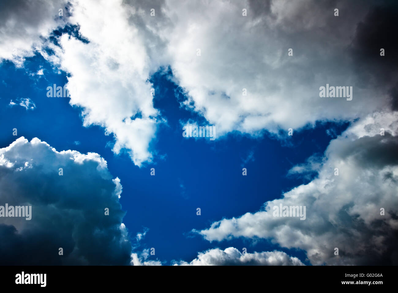 Cloudly background hi-res stock photography and images - Alamy