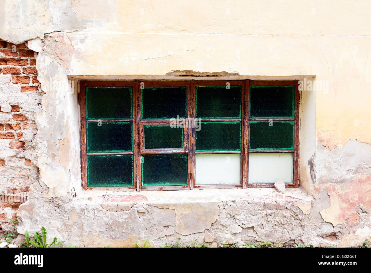 old crumbling building Stock Photo - Alamy