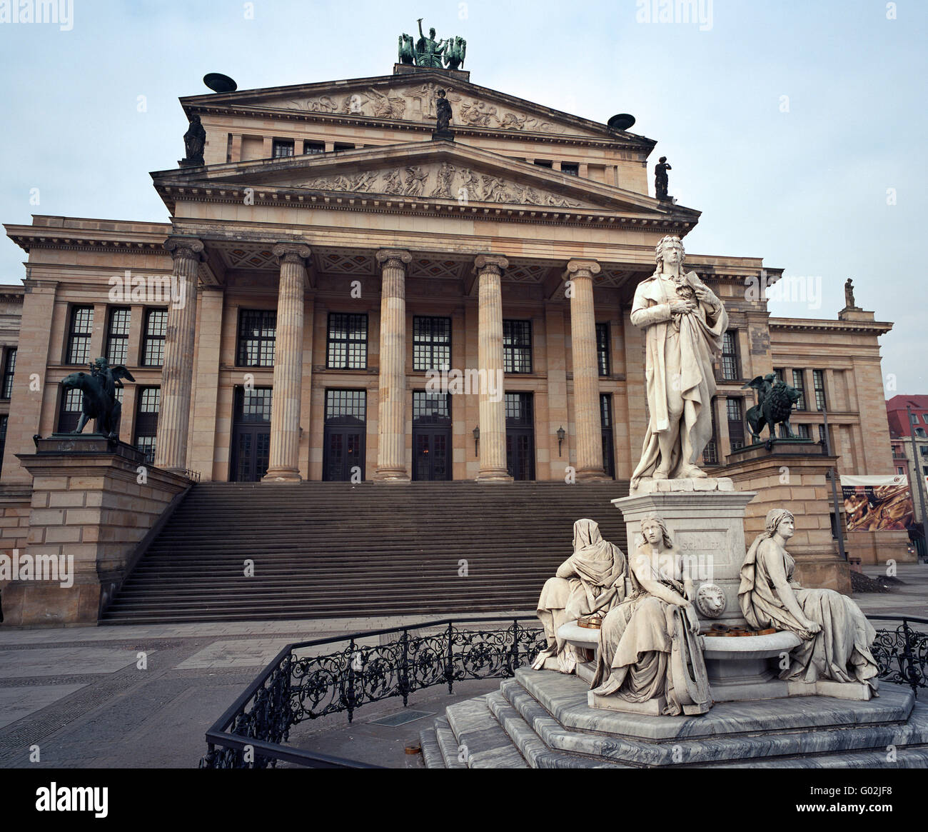 Schiller monument at the Gendarmenmarkt Stock Photo - Alamy
