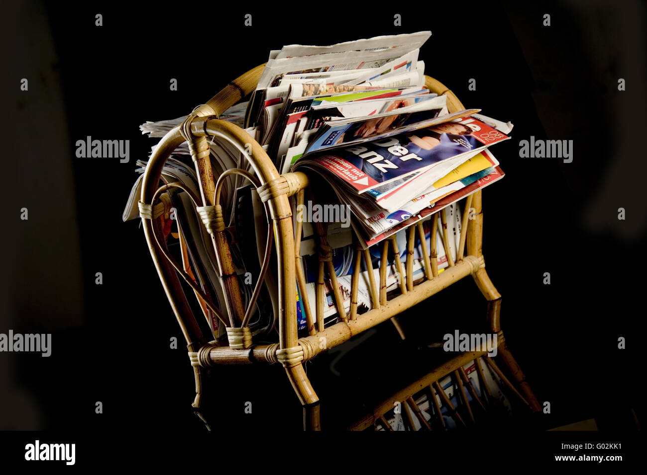 newspapers in a magazine rack Stock Photo - Alamy