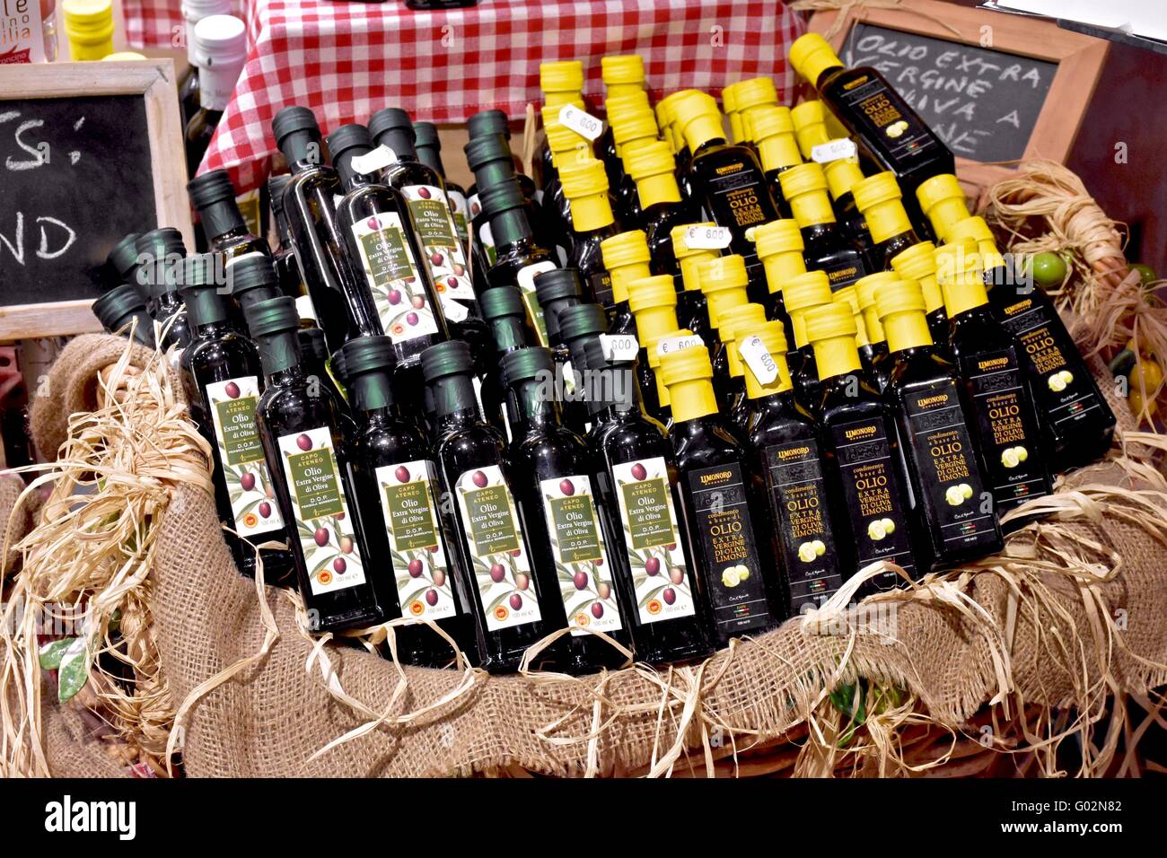 Olive oil store hi-res stock photography and images - Alamy