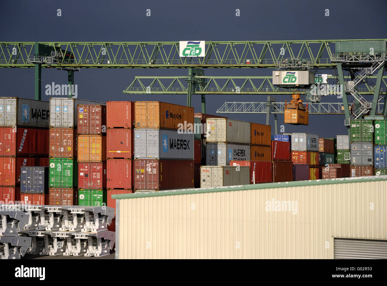 Container handling kran hi-res stock photography and images - Alamy