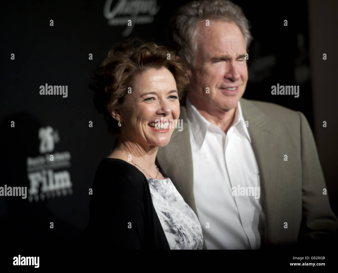 Annette Bening and husband walks the red carpet Stock Photo - Alamy