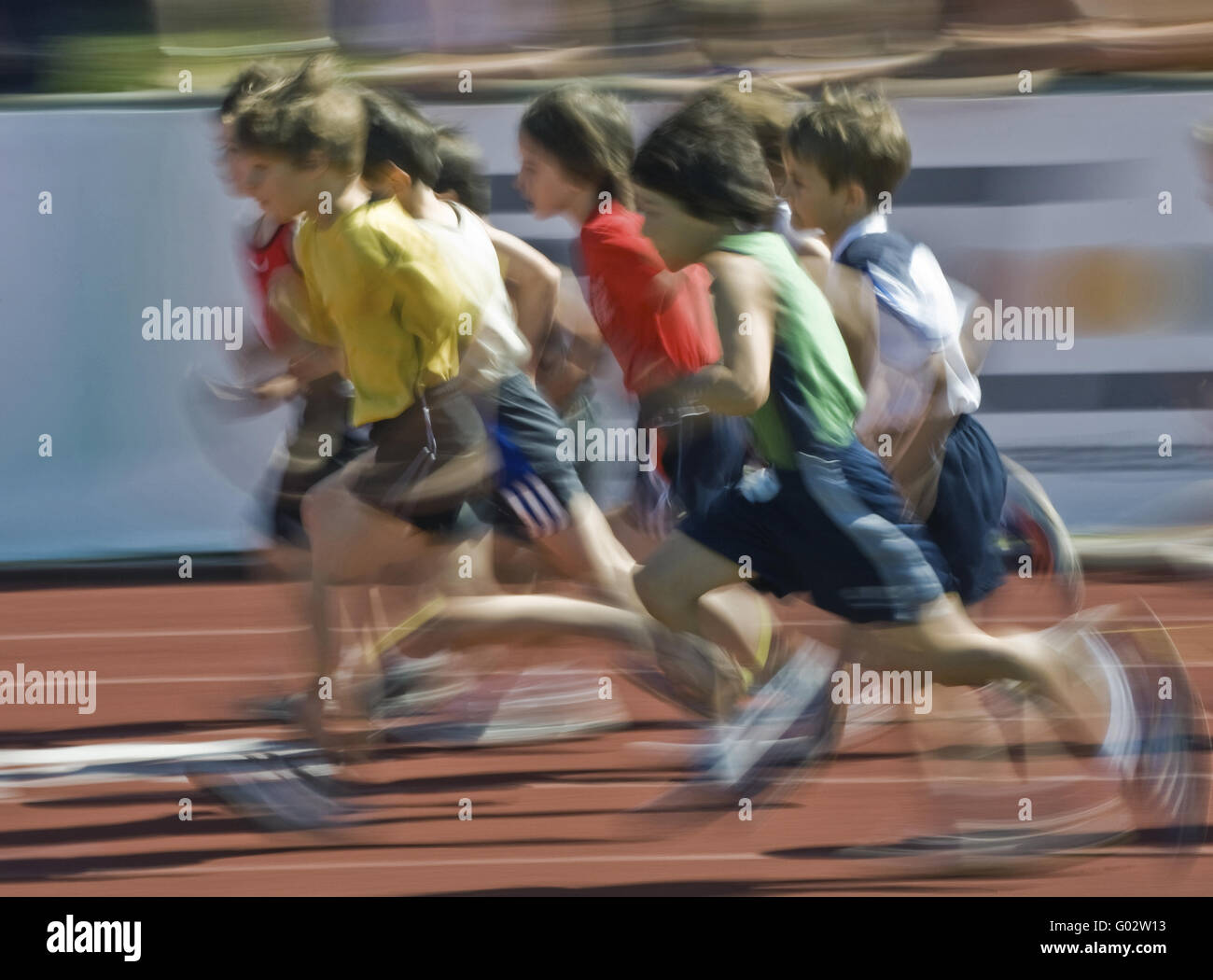 600m-run - young boys Stock Photo - Alamy