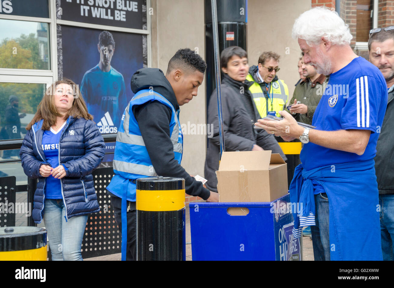 Chelsea supporters hi-res stock photography and images - Alamy