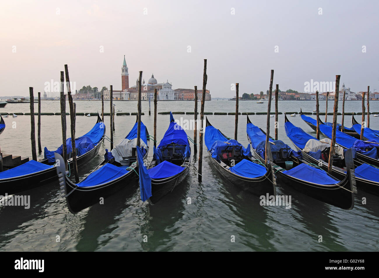 Gondolieri on gondola on grand canal venice hi-res stock photography ...