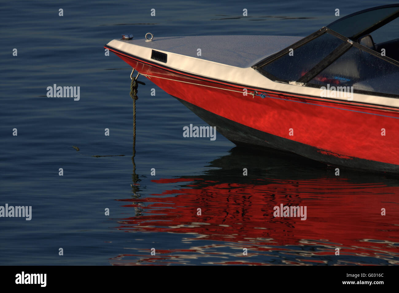 White speedboat hi-res stock photography and images - Alamy
