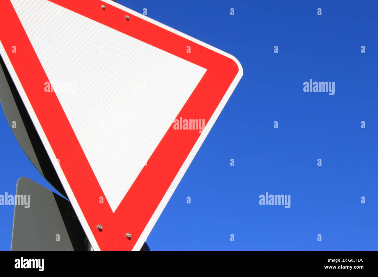 GIVE WAY SIGN-VORFAHRT ACHTEN Stock Photo - Alamy